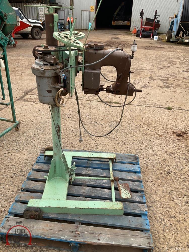 Lot 147 - Capron Carter P/L bag sewer | AuctionsPlus