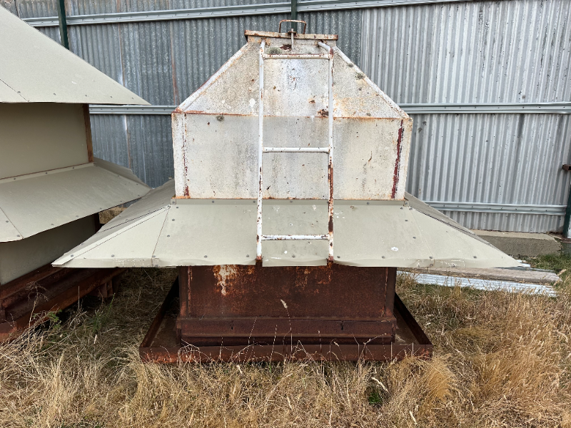 Lot 30 - Square sheep self feeder | AuctionsPlus