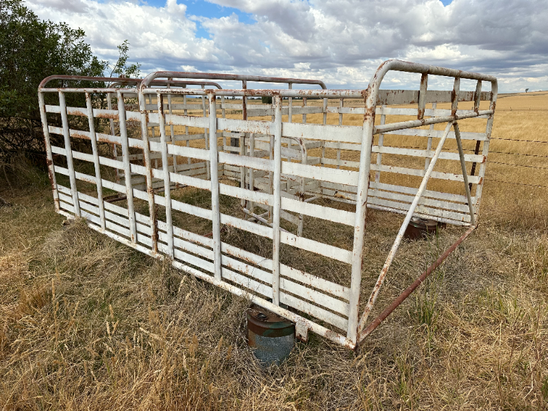 Lot 41 - Sheep crate | AuctionsPlus