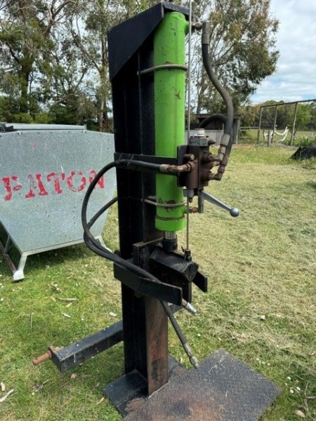 Lot 18 - WOOD SPLITTER | AuctionsPlus