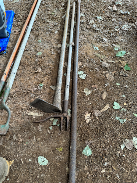 Lot 62 - HOE, WEED PULLER, CROW BAR | AuctionsPlus