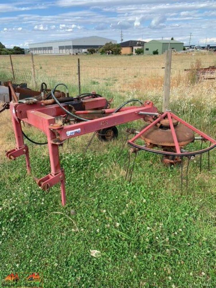 Lot 101 - Twin Rotor Cane/Hay Rake | AuctionsPlus