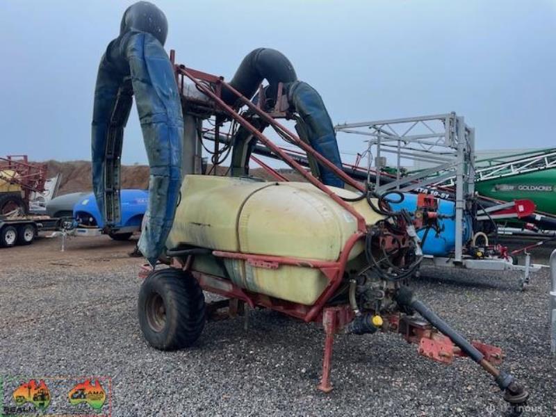 Lot 51 - 3000 lt 2 row vineyard sprayer | AuctionsPlus
