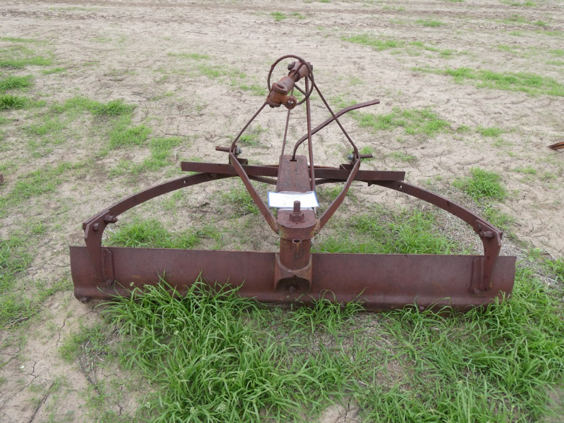 Lot 82 - Antique 3 Point Linkage Grader | AuctionsPlus