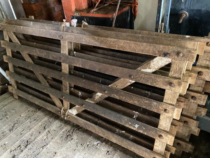 Lot 72 - 5 x Wooden Sheep Gates 1750 x 950 | AuctionsPlus