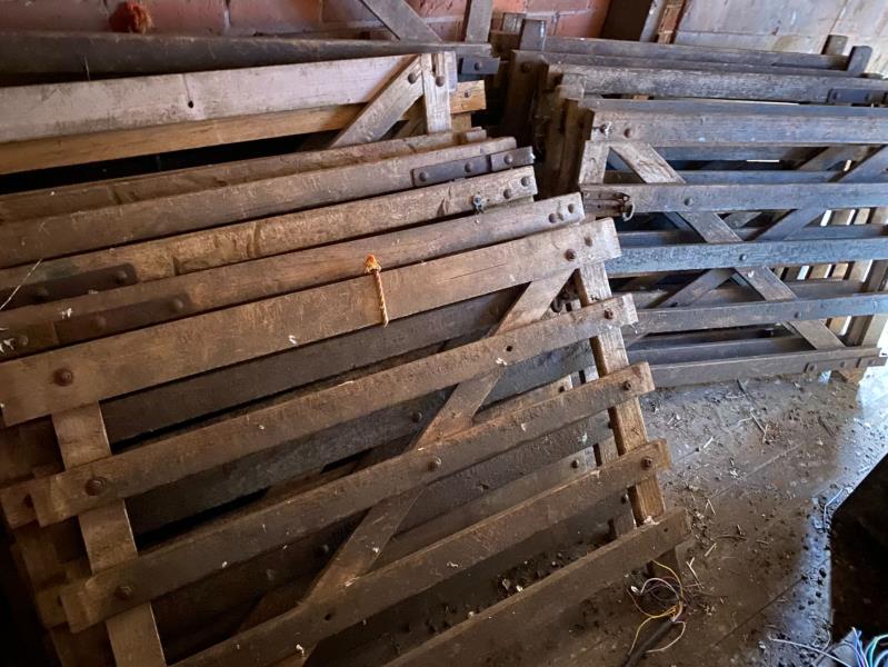 Lot 74 - 5 x Wooden Sheep Gates 1200 x 880 | AuctionsPlus