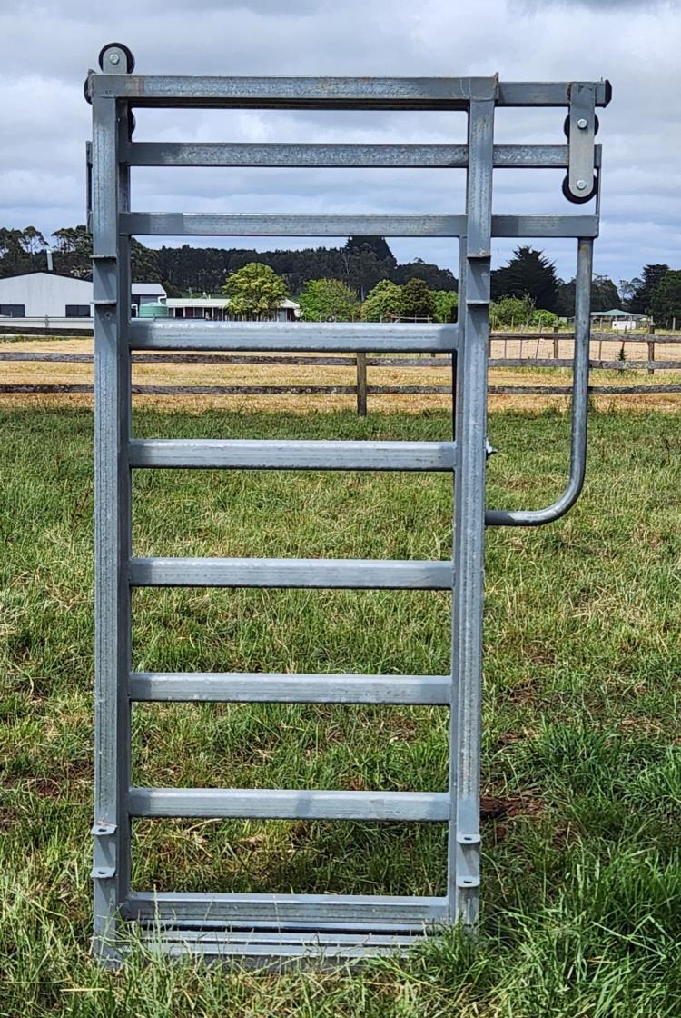 Lot 84 - Arrowquip Sliding Race Gate | AuctionsPlus
