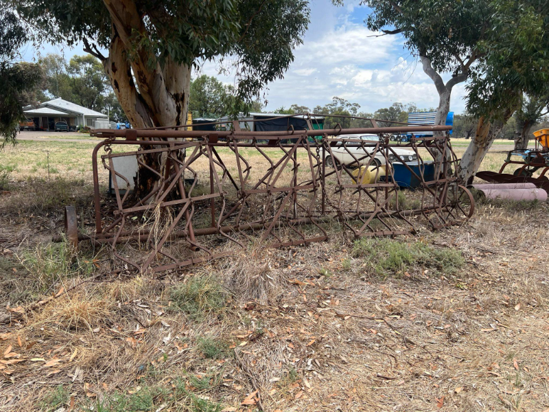 Lot 5 - 5 Metre Harrow Bar With 4 Harrows | AuctionsPlus