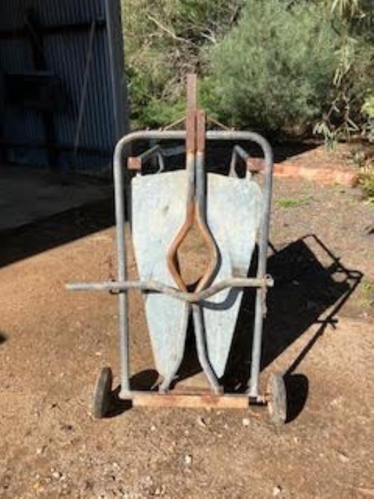 Lot 43 - CALF RESTRAINER | AuctionsPlus