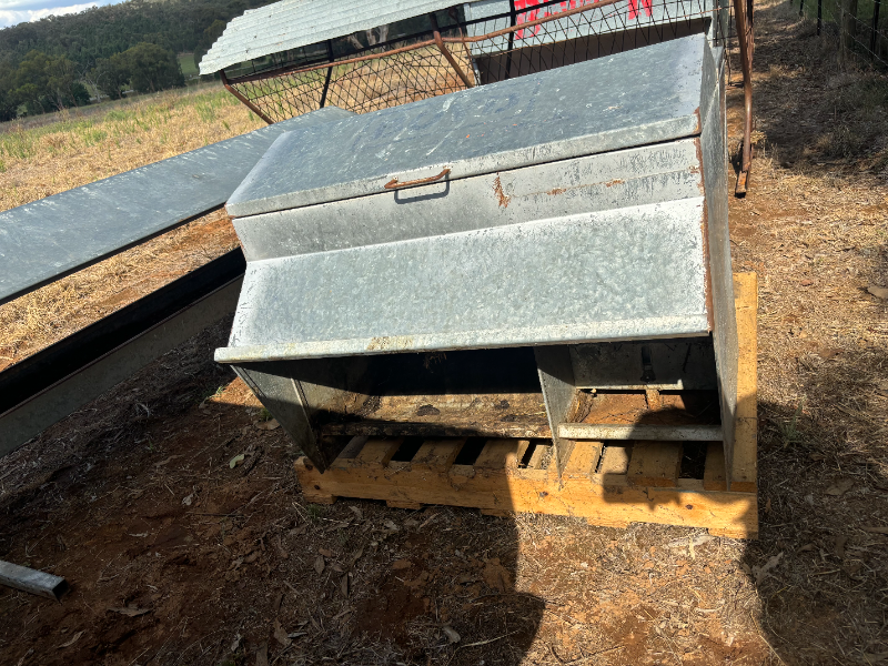Lot 90 - BOYD HAY & GRAIN FEEDER | AuctionsPlus