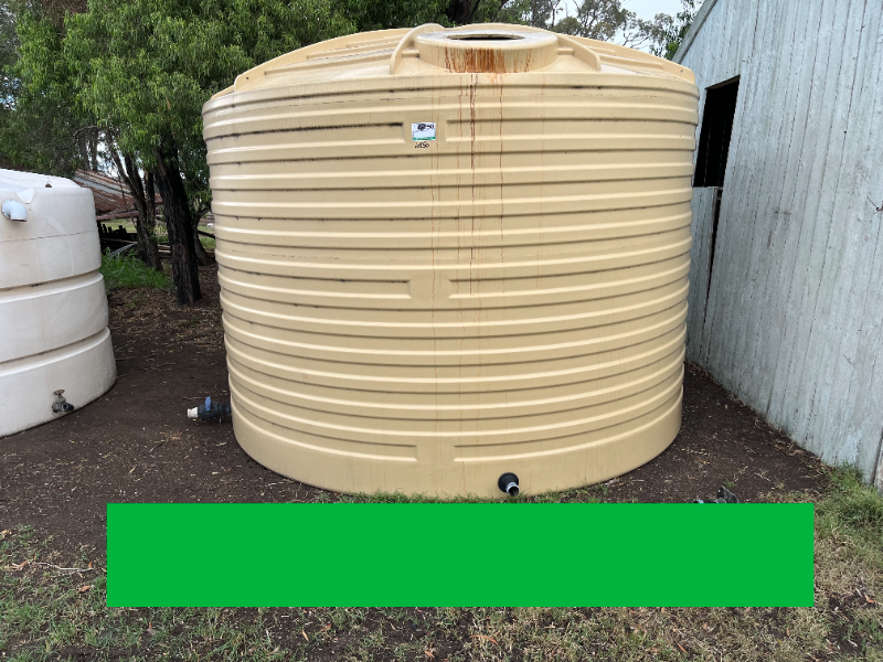 Lot 50 - Camel 3502 gallon water tank, cream, | AuctionsPlus