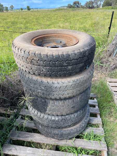 Lot 317 - 5 x Tyres + Split Rim | AuctionsPlus