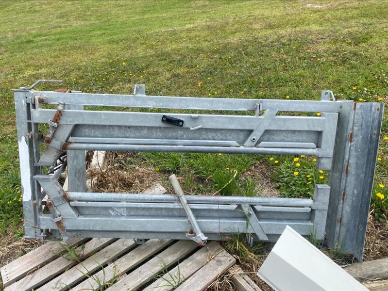 Lot 81 - Combi Clamp Cattle Head Bale | AuctionsPlus