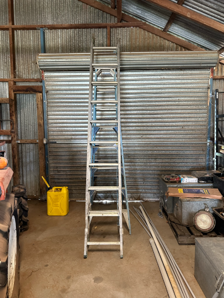 Lot 31 - 1 x entension ladder, 1 x fold out ladder, conjute pipe ...