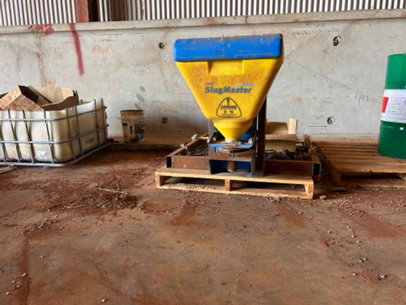 Lot 32 - Slug Master Spreader | AuctionsPlus