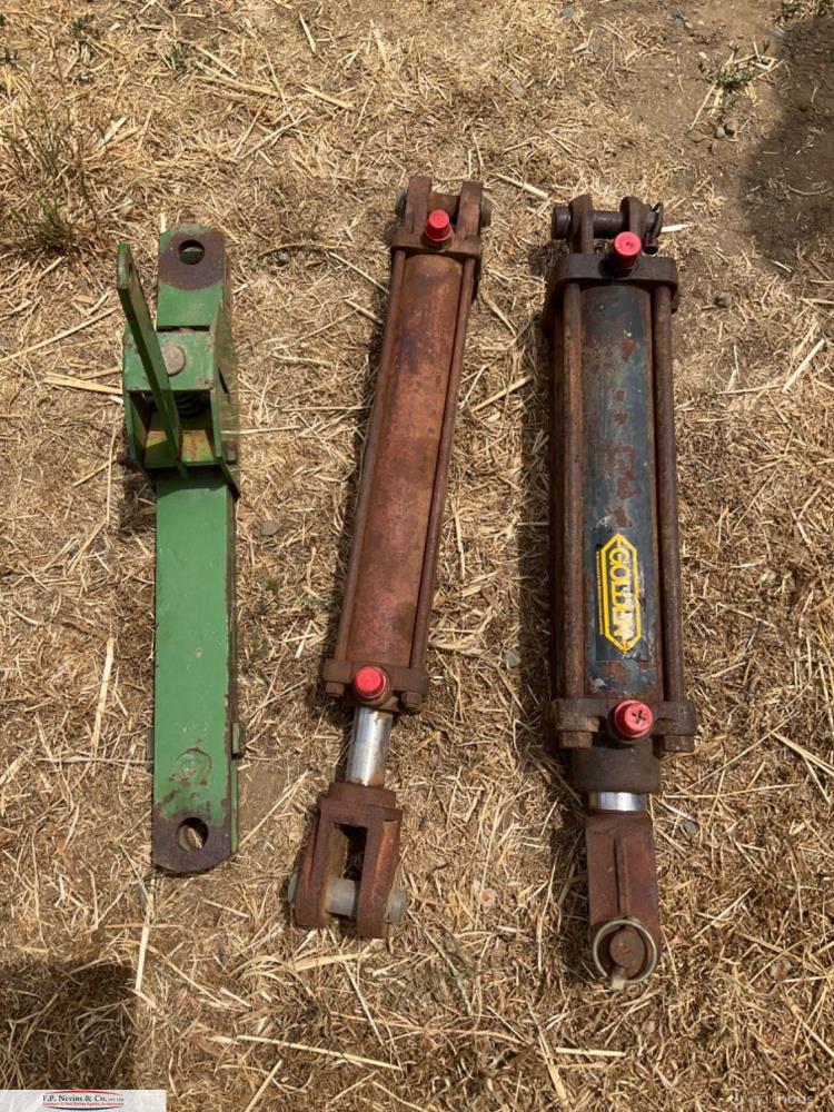 Lot 33 - Hydraulic Rams & Extension Ram | AuctionsPlus
