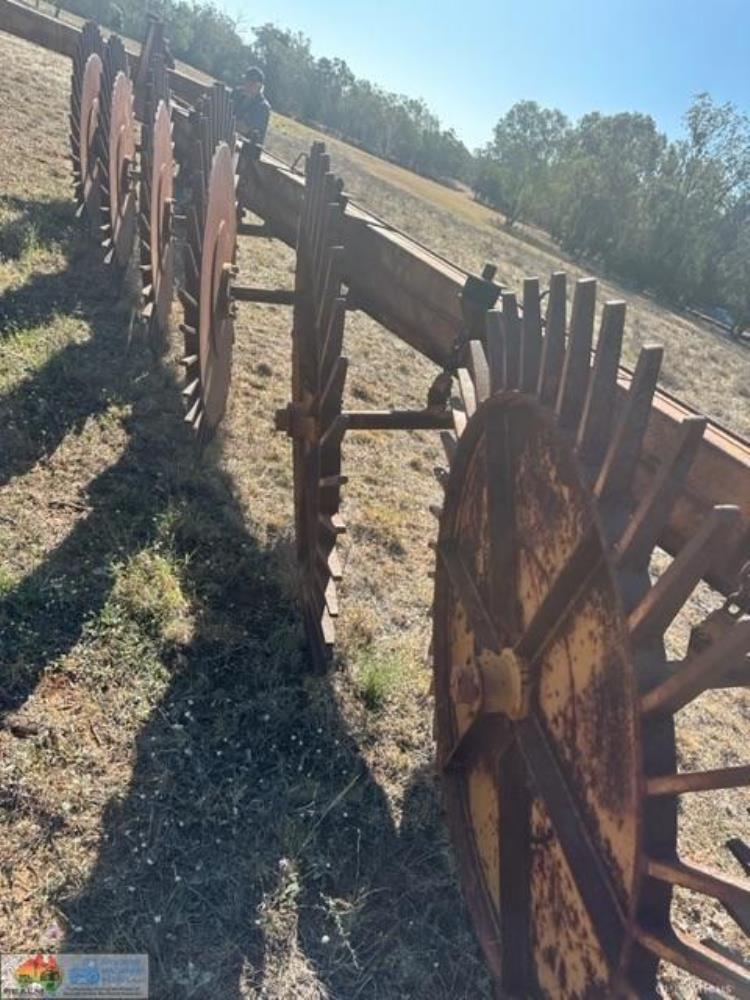 Lot 32 - Pederick 8 wheel stick rake | AuctionsPlus