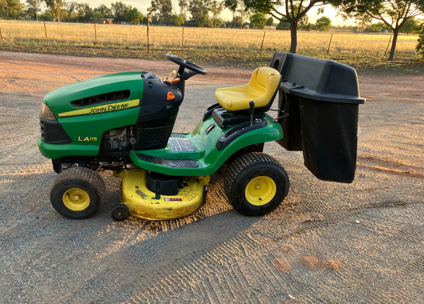 Lot 24 - John Deer LF115 Lawn tractor Rear catcher 19.5HP Briggs and ...