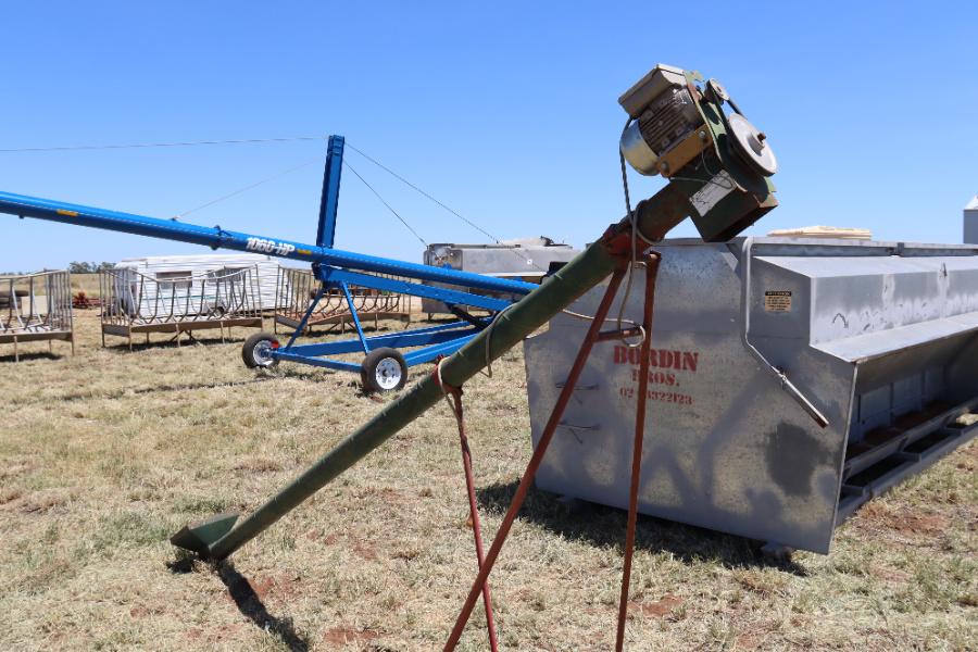 Lot 25 - 3.5m x 100mm pencil auger c/w electric motor | AuctionsPlus