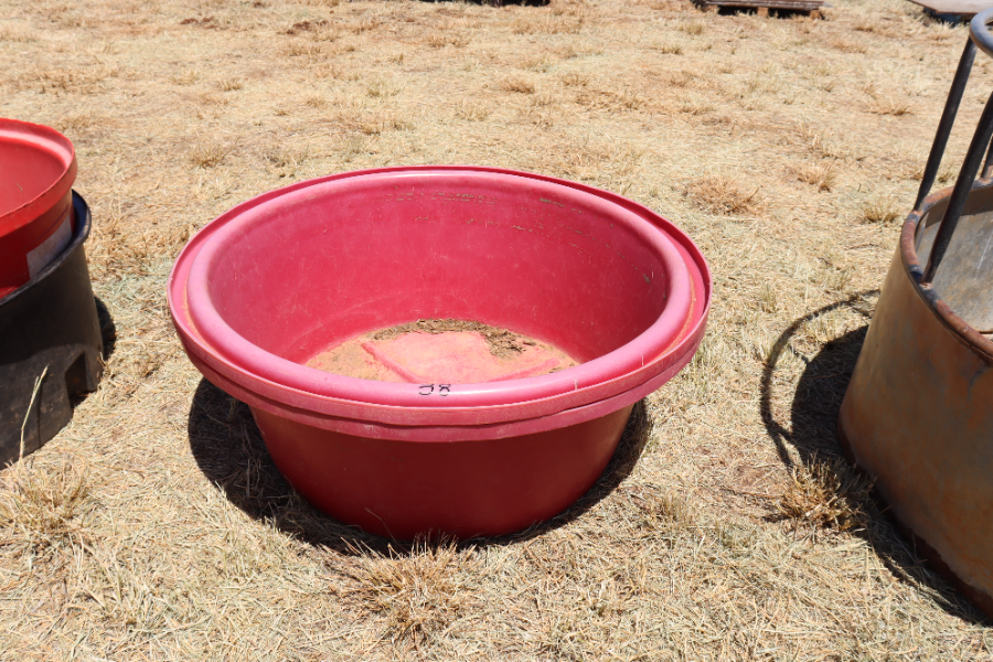 Lot 38 - 2 round poly tubs | AuctionsPlus