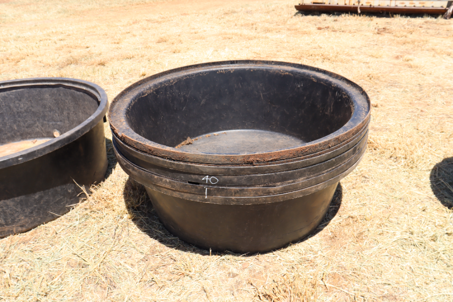 Lot 40 - 5 round poly tubs black | AuctionsPlus