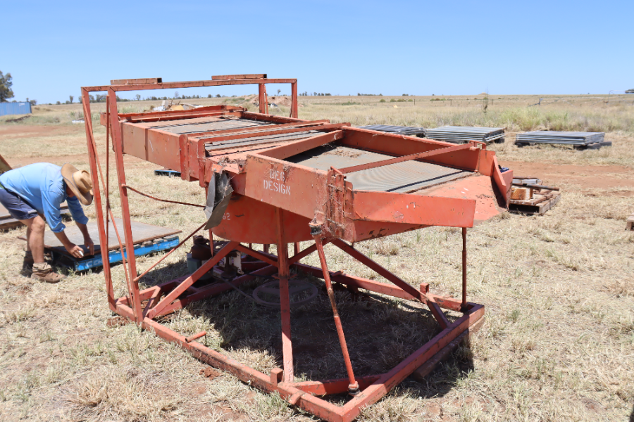 Lot 44 - Downfield seed grader c/w grading seives | AuctionsPlus