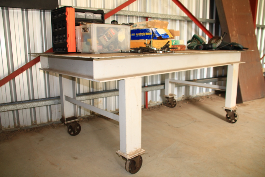 Lot 28 - Moveable work bench | AuctionsPlus