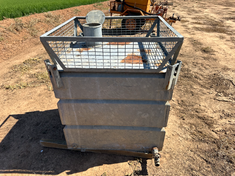 Lot 71 - UNRESERVED 600L Galvanised Water Tank | AuctionsPlus