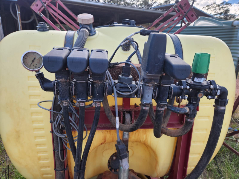 Lot 11 - HARDI 850LTABK 10MTR BOOM 3 SECTIONS AUTO RATE CONTROLLER. HAS ...