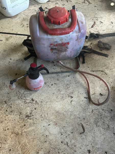 Lot 33 - nap sack spray unti | AuctionsPlus