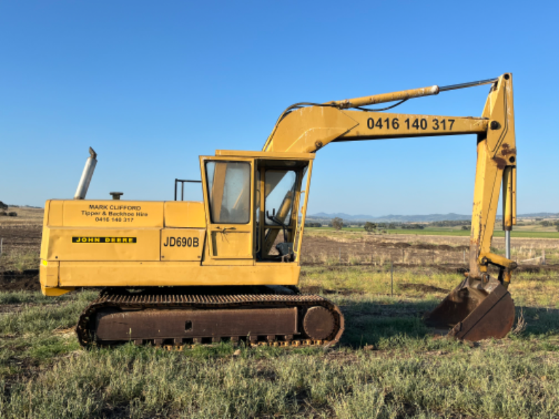Lot 10 - JOHN DEERE 690B EXCAVATOR | AuctionsPlus