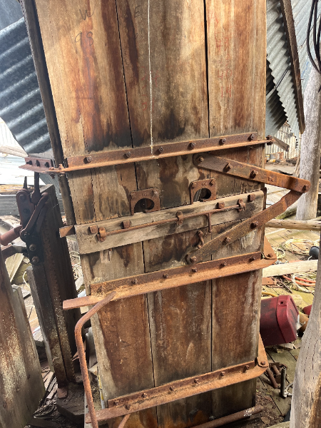 Lot 112 - ANTIQUE TIMBER WOOL PRESS | AuctionsPlus