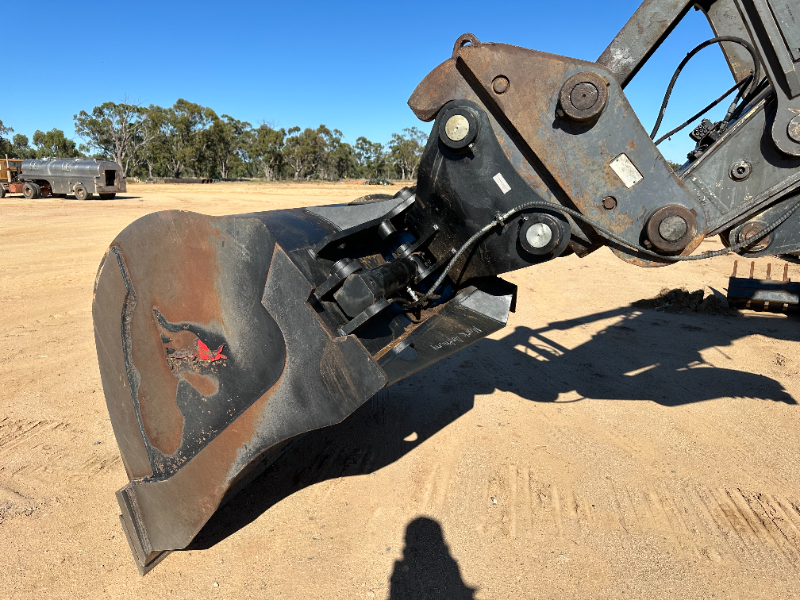 Lot 6 - 2m Tilting Roo Bucket | AuctionsPlus