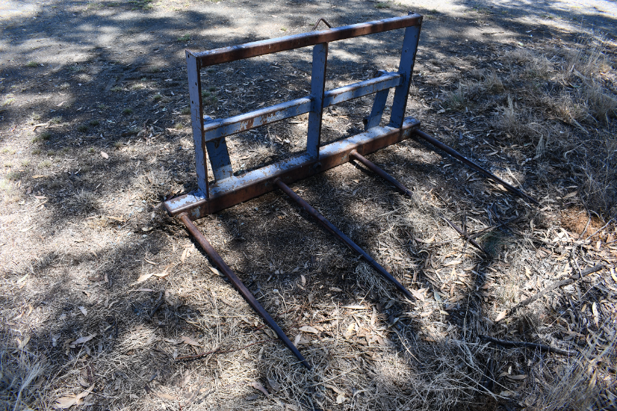 Lot 3 - Challenge hay forks | AuctionsPlus