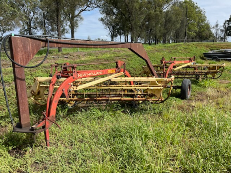 Lot 32 - NEW HOLLAND 256 DUAL HAY RAKES | AuctionsPlus