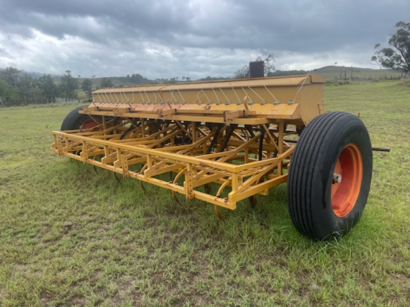 Lot 18 - GYRAL SEEDER COMBINE | AuctionsPlus