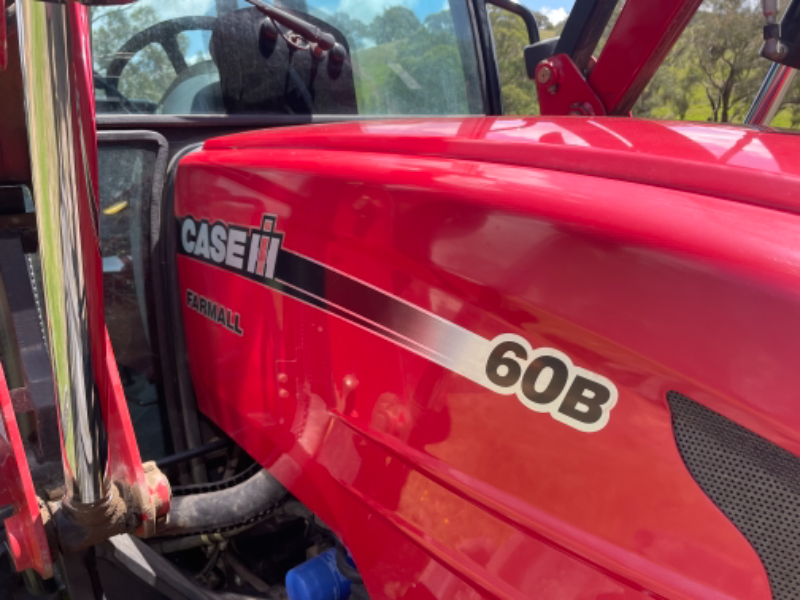 Lot 50 - Case IH Farmall 60B Tractor with Case Prime lift 25C 4 in 1 ...
