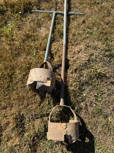 Lot 100 - Manual post hole diggers | AuctionsPlus