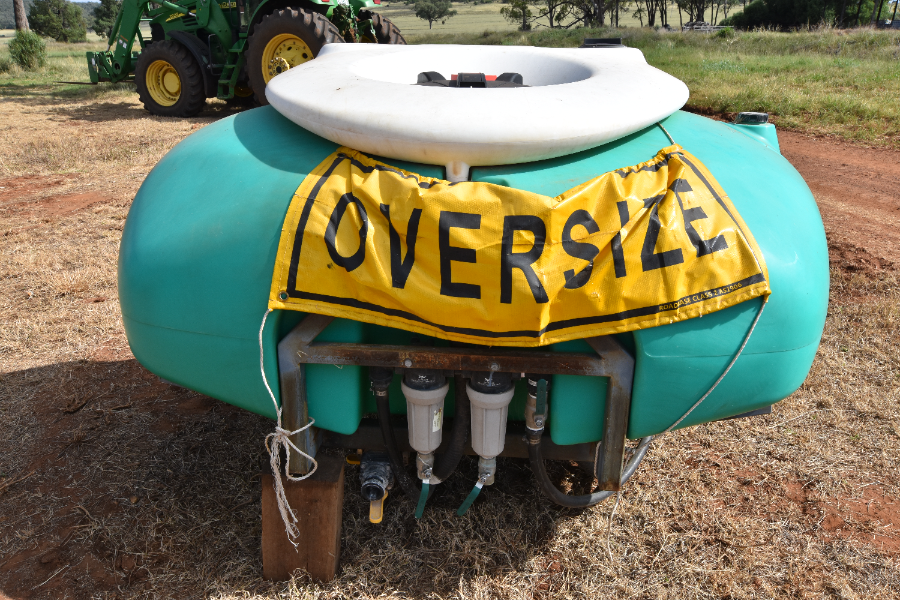 Lot 34 - 1300L Nose tank with fittings, suits front linkage for Fendt ...