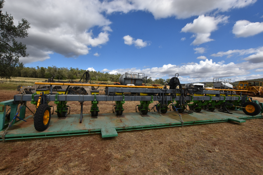 Lot 65 - 12m Mason toolbar with 12 Boss DX50 row units | AuctionsPlus