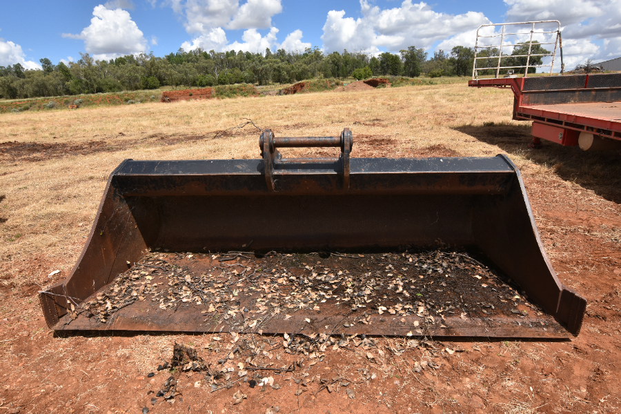 Lot 81 - 3.2m Desilting Bucket to suit excavator | AuctionsPlus