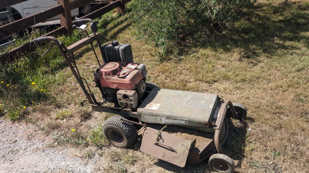 Lot 90 - Deutscher H26 Self Propelled Mower | AuctionsPlus