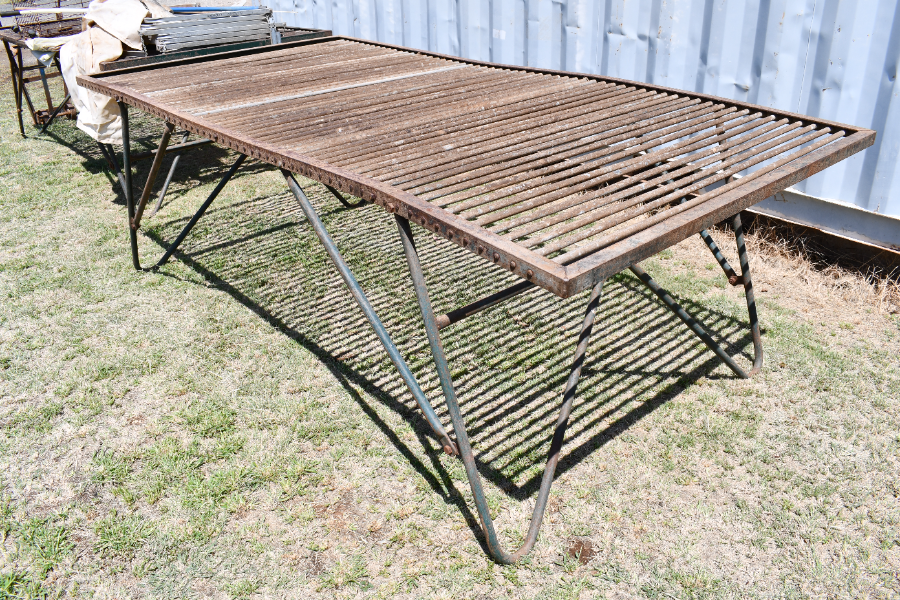 Lot 30 - Steel wool table | AuctionsPlus