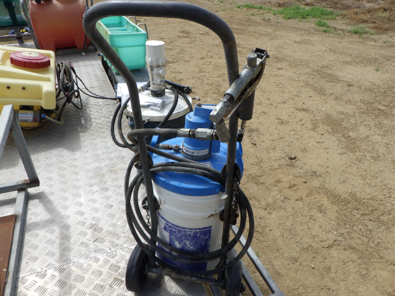 Lot 117 - MCNAUGHT P3 AIR OPERATED GREASE GUN | AuctionsPlus