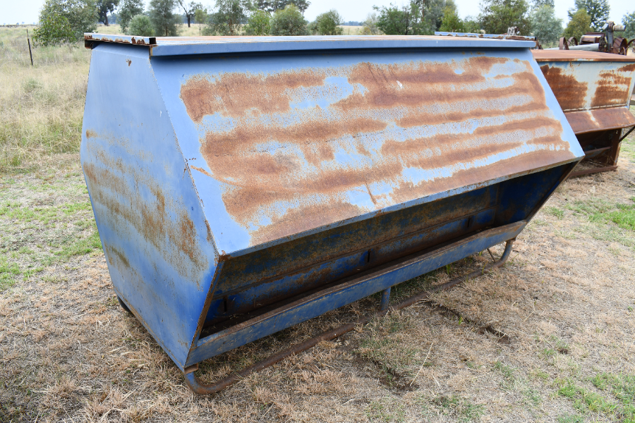 Lot 46 - Hungry Guts sheep feeder | AuctionsPlus