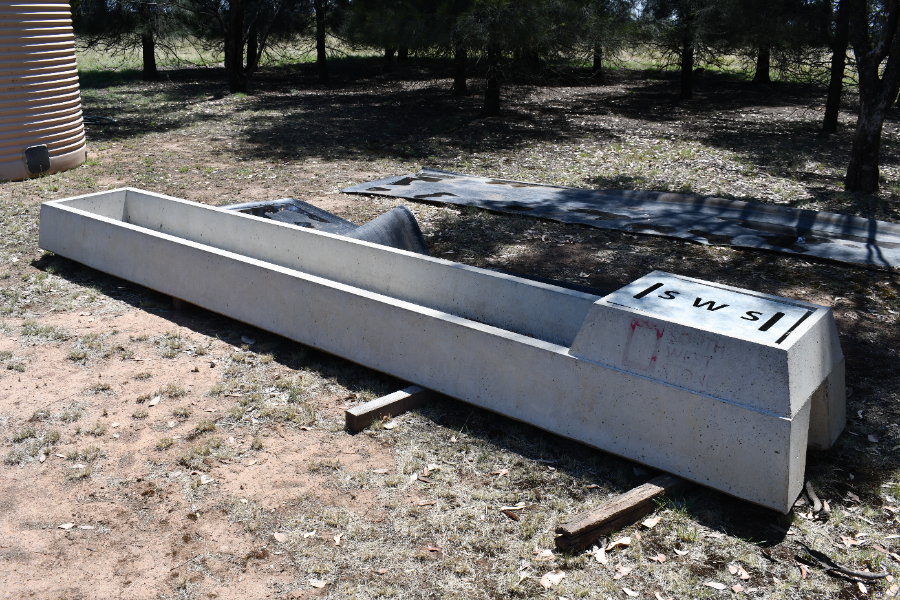 Lot 67 - South West Stone concrete water trough | AuctionsPlus