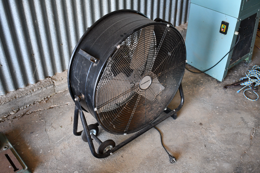 Lot 91 - 650mm floor fan | AuctionsPlus