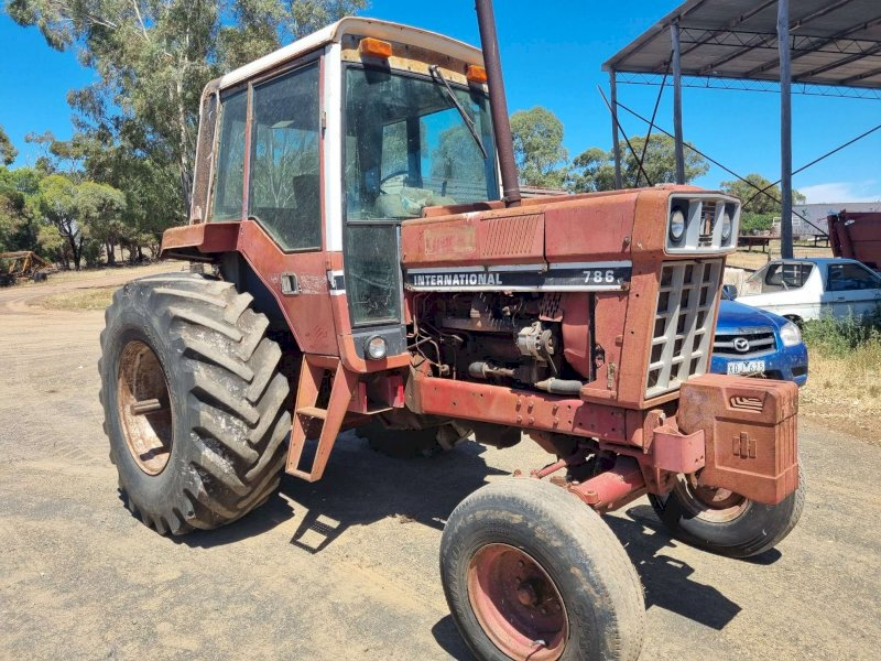 Lot 14 - 1986 International 786 Tractor | AuctionsPlus