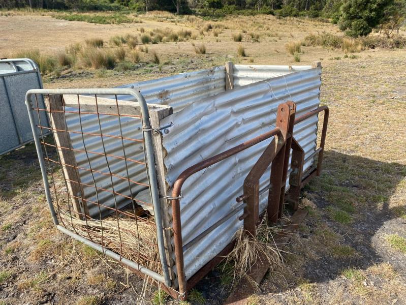 Lot 115 - Carryall w/ Enclosed Pen | AuctionsPlus