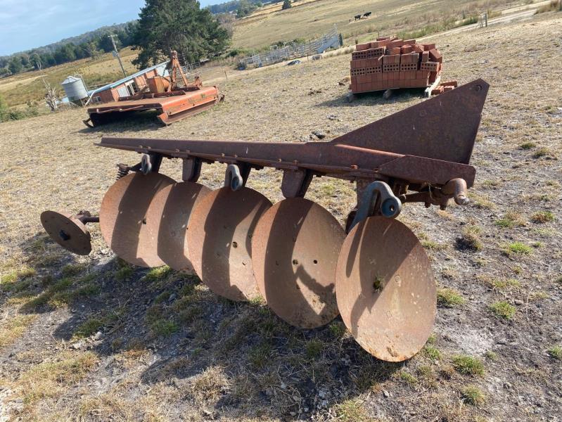 Lot 116 - International 5 Disc Plough | AuctionsPlus